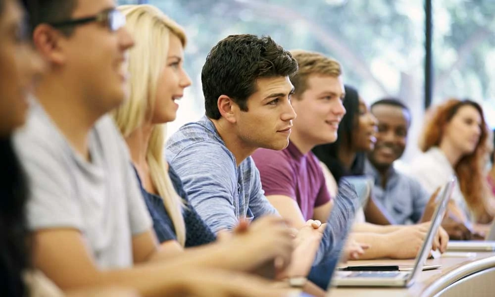 Top 12 Tips To Bag Your First Graphic Design Gig In 2023